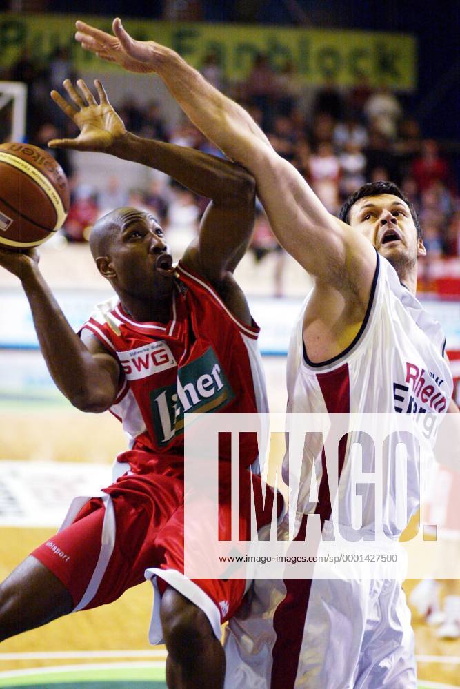 Louis Campbell (Gießen, li.) gegen Elvir Ovcina (Köln) Basketball 1. BL ...