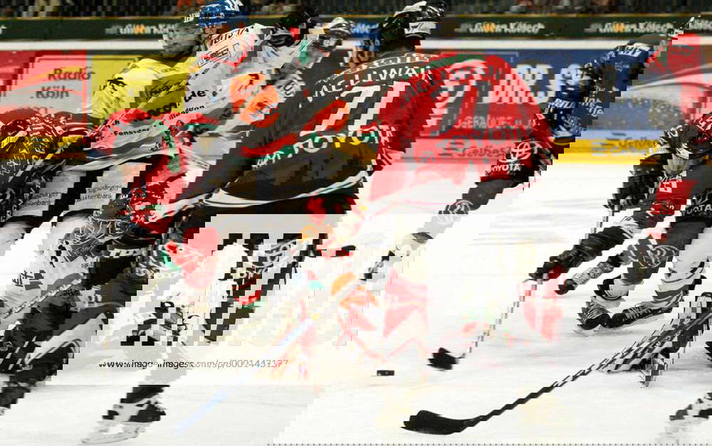 Mirko Lüdemann (Köln, li.) gegen Mike Pudlick (2.v.li.) und Goalie Jean ...