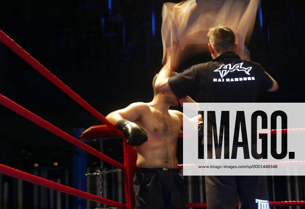 Kevin Klinger (Deutschland) bekommt in der Ringecke Luft zugefächert ...