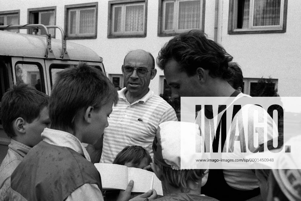 Uwe Ampler schreibt unter Beobachtung von Vater und Trainer Klaus ...