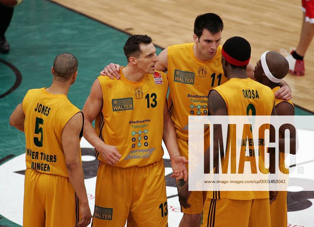Mannschaftsbesprechung Tübingen, v.li.: Brian Jones, Robert ...
