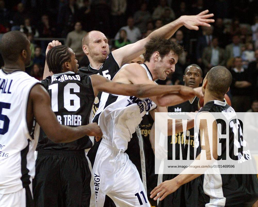 Joakim Blom gegen Dwayne Archbold und Detlef Musch Basketball 1. BL ...