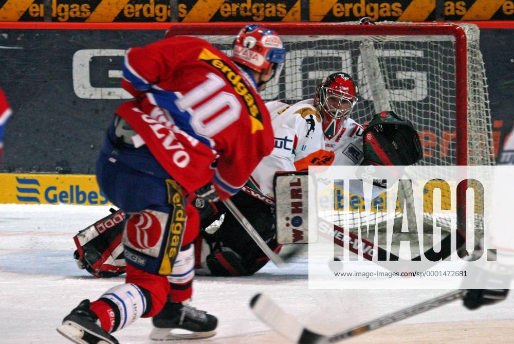 Florian Keller (Eisbären Berlin, vorn) erzielt den 2:1 Siegtreffer ...