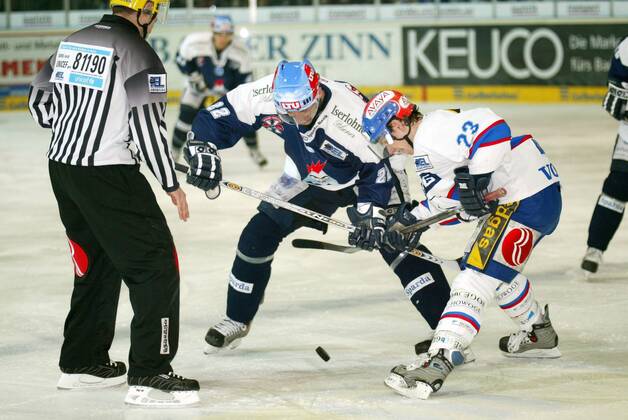 Alexander Barta und Klaus Kathan im Laufduell Eishockey DEL Herren ...