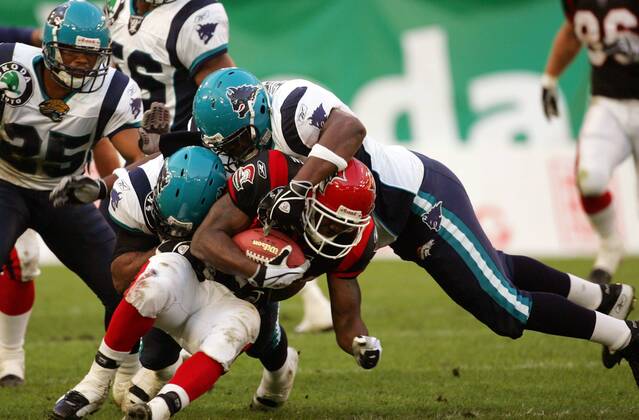 Running Back Kory Chapman wird von den Linebackern Scott Genord und ...
