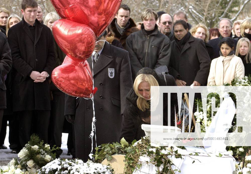 Ehefrau Billi Cramer am Grab von Burkhard Cramer, der zu Lebzeiten ...