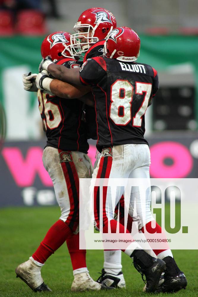 Running Back Keylon Kincade (li.) wird nach seinem Touchdown von Tackle ...