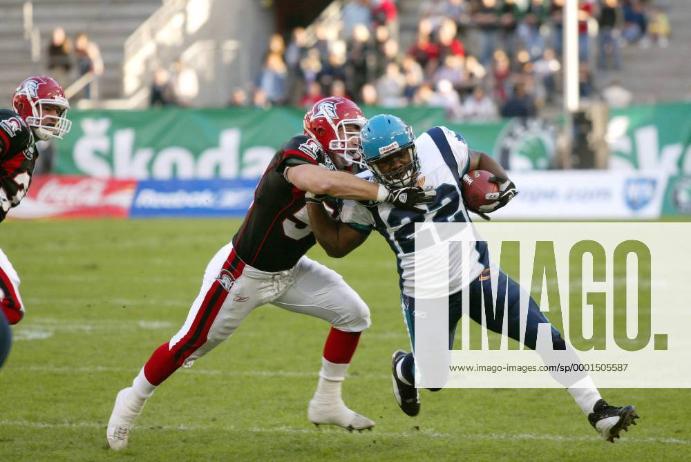 Zack Abron (Hamburg Sea Devils, re.) wird von Linebacker Bobby Brooks ...