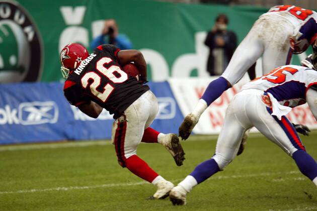 Running Back Keylon Kincade (Cologne Centurions, li.) wird von ...