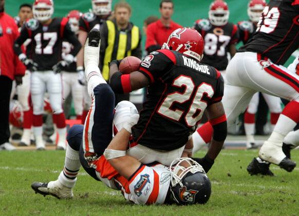 Running Back Keylon Kincade (Cologne Centurions, li.) wird von ...