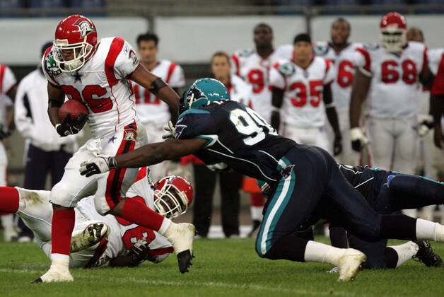 Running Back Keylon Kincade (Cologne Centurions, li.) wird von ...