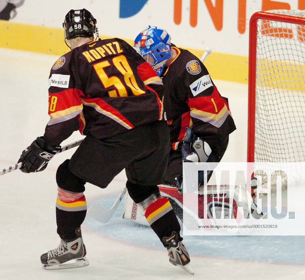 Goalie Oliver Jonas (re.) läßt den Puck durch seine Schoner rutschen, li. Lasse Kopitz (beide