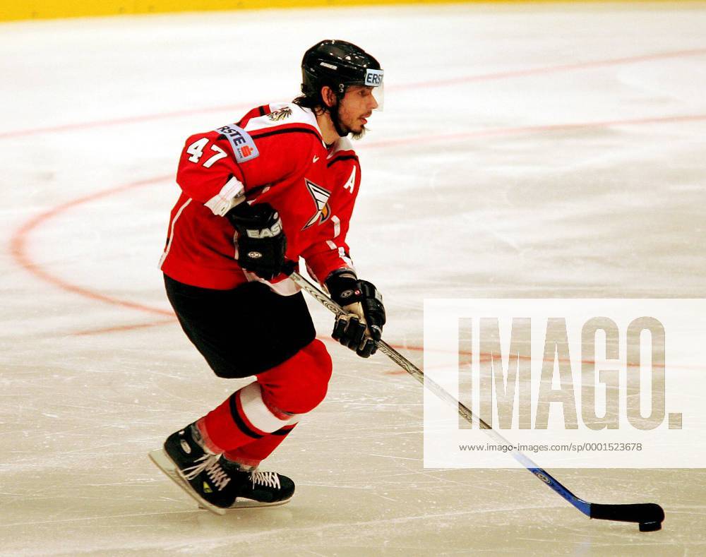 Martin Ulrich (Österreich) am Puck - Eishockey WM Herren IIHF ...