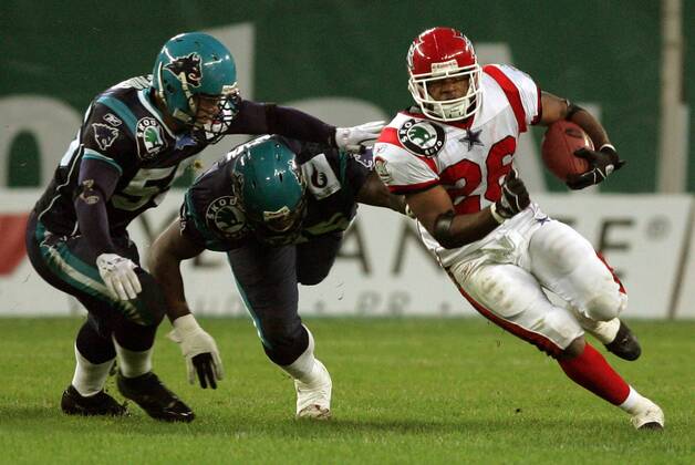 Running Back Keylon Kincade (Cologne Centurions, li.) wird von ...