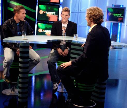 Lukas Podolski und Bastian Schweinsteiger zu Gast bei Moderator Michael Steinbrecher im ZDF