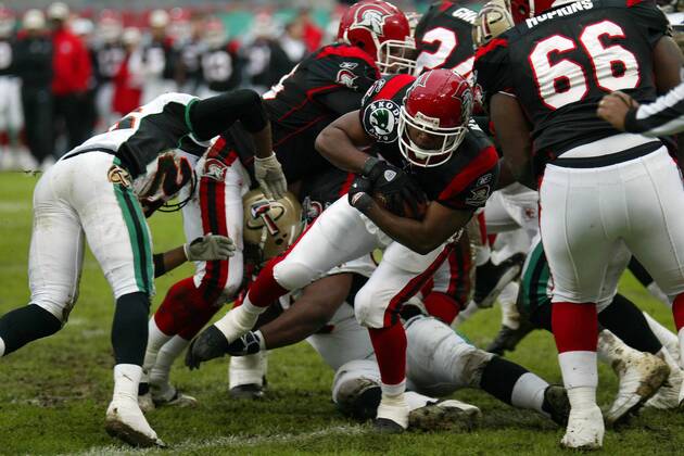 Running Back Keylon Kincade (Cologne Centurions, li.) wird von ...
