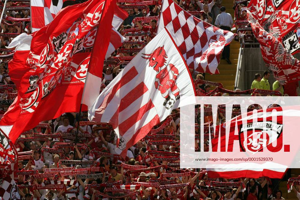 Lautern Fans schwenken ihre Vereinsfahnen Fußball 1. BL Herren Saison ...