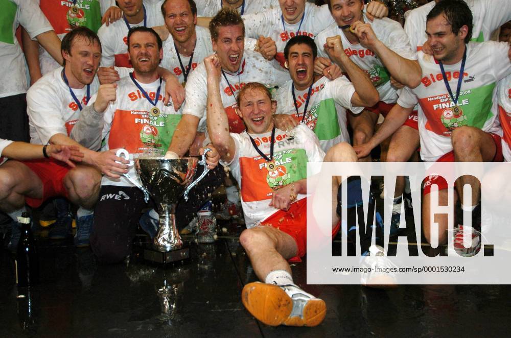 Europapokalsieger TUSEM Essen mit der Trophäe, v. li.: Oleg Velyky ...