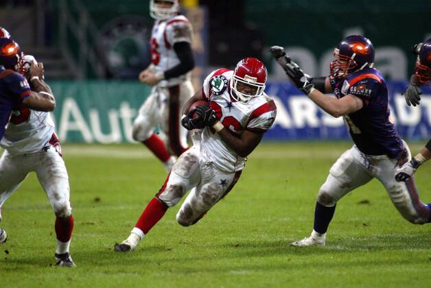 Running Back Keylon Kincade (Cologne Centurions, li.) wird von ...