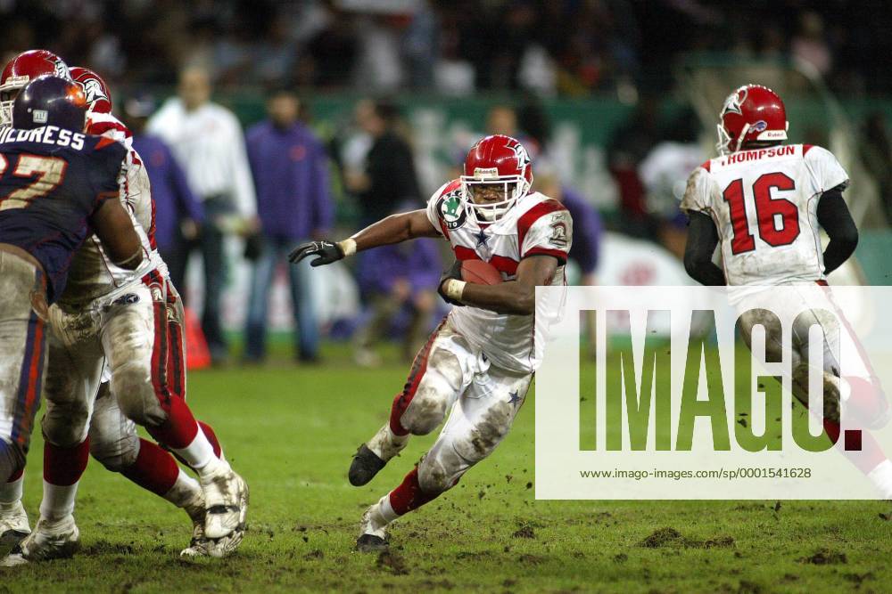 Running Back Keylon Kincade mit der Pille, re. Quarterback Kevin ...