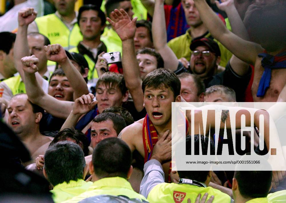 Aggressive Fans von ZSKA Moskau werden von Ordnern zurückgehalten ...