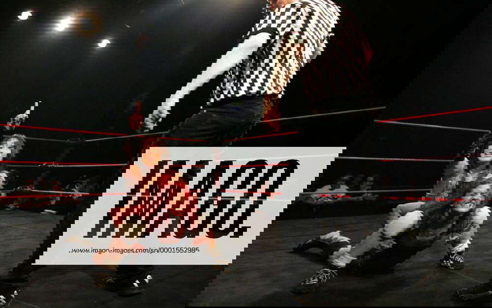 Sumie Sakai (hi.) zeigt sich Sweet Saraya überlegen Wrestling Damen ...