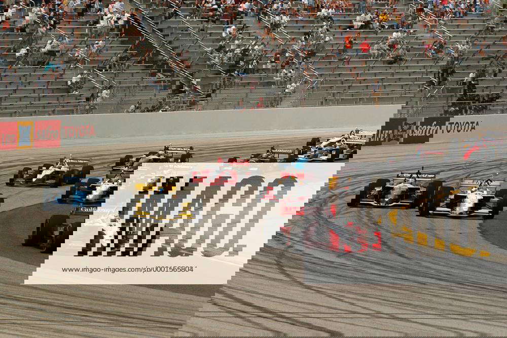 Jimmy Vasser (PKV Racing) führt das Feld vor AJ Allmendinger (beide USA ...