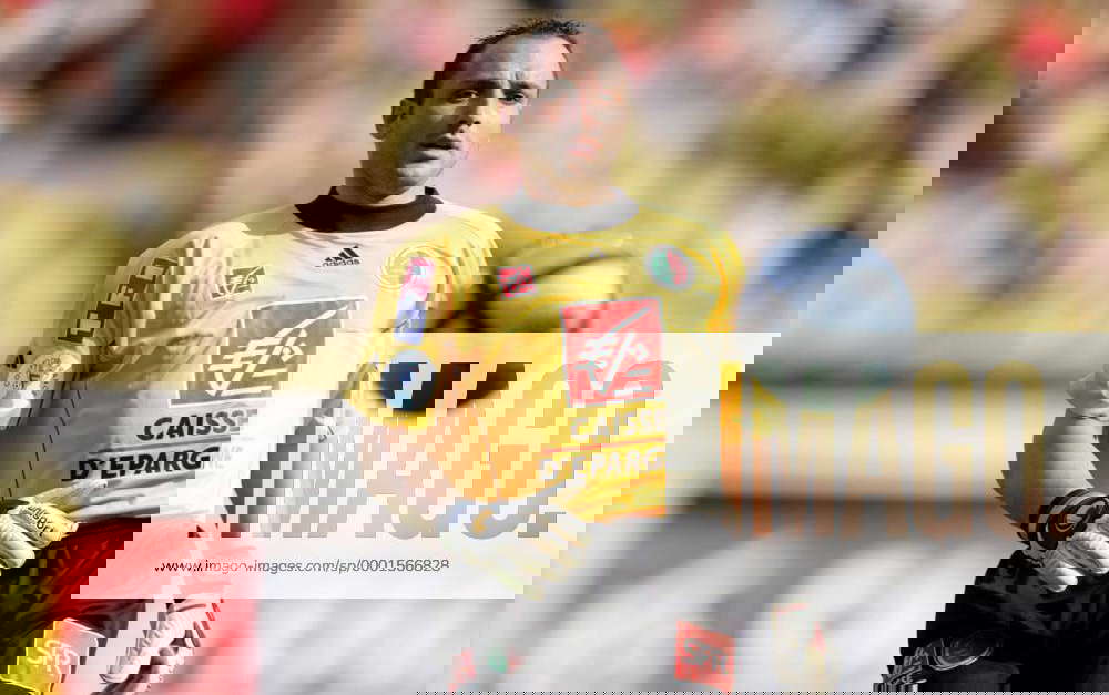 Torwart Patrick Regnault (Sedan) am Ball Fußball Herren Coupe de France ...