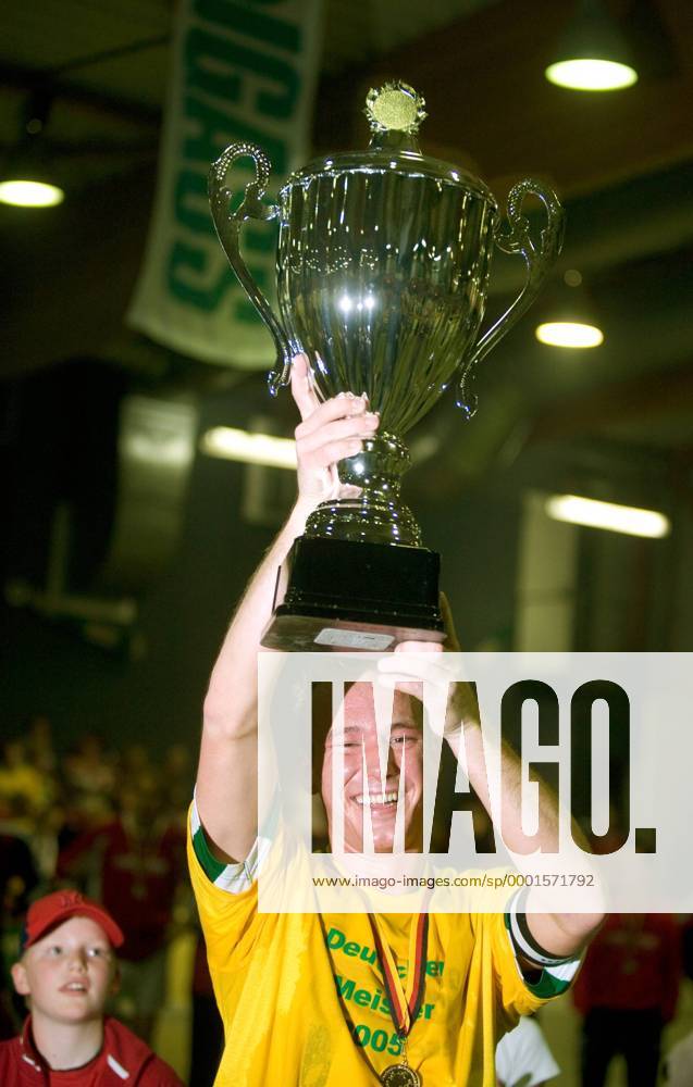 Thomas Haupt präsentiert den Pokal, der RSC Cronenberg ist Deutscher ...