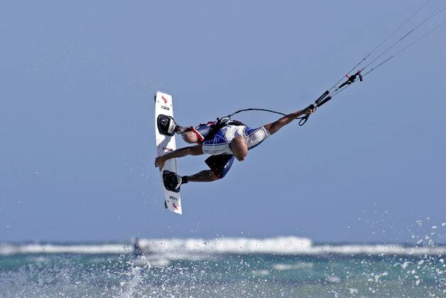 Jost Backhaus zeigt einen Slope Kite-surfing Herren Kitesurfing 2004 ...