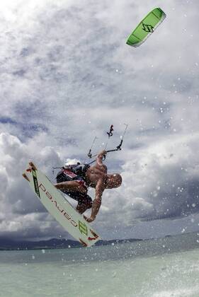 Jost Backhaus zeigt einen Slope Kite-surfing Herren Kitesurfing 2004 ...