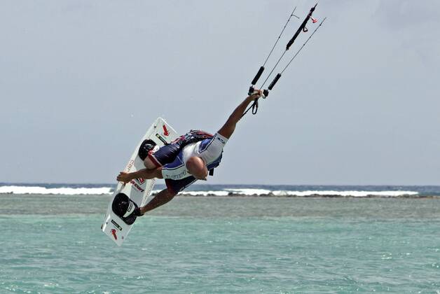 Jost Backhaus zeigt einen Slope Kite-surfing Herren Kitesurfing 2004 ...