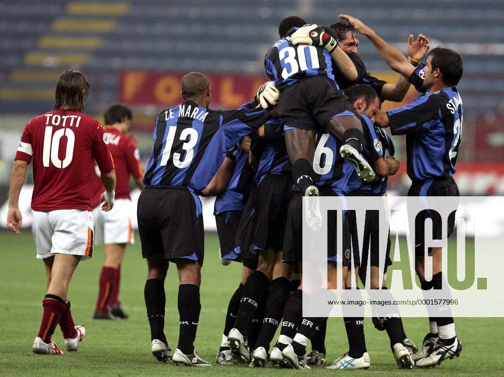 Torjubel Inter, daneben ein enttäuschter Francesco Totti (Roma) Fußball ...