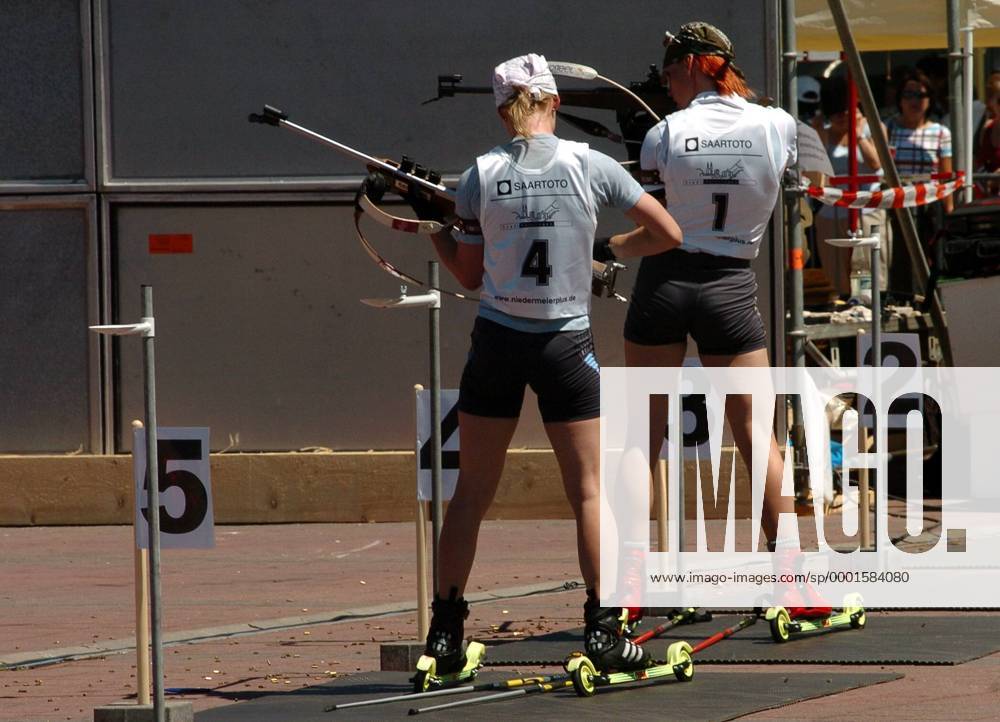 Gunn Margit Andreassen (Norwegen) neben Kati Wilhelm (Deutschland ...