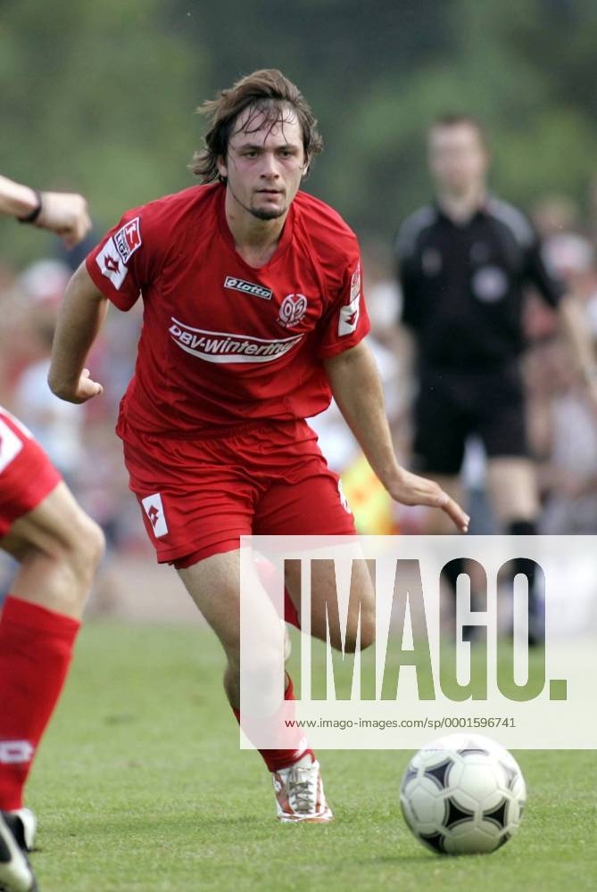 Stefan Markolf am Ball Fußball 1. BL Herren Saison 2005 2006, Test ...