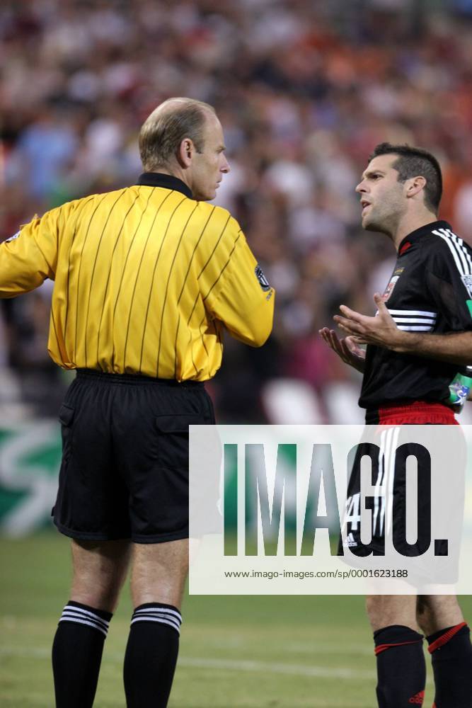 Ben Olsen (DC United Washington, re.) diskutiert mit Schiedsrichter Brian Hall (USA