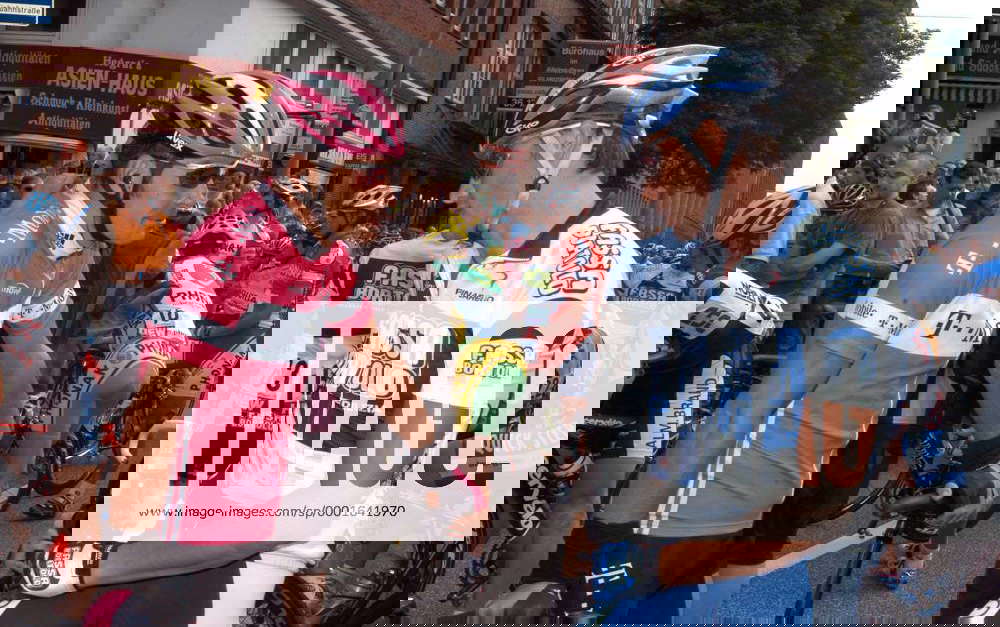 Erik Zabel (Deutschland T Mobile, li.) im Gespräch mit Alessandro ...