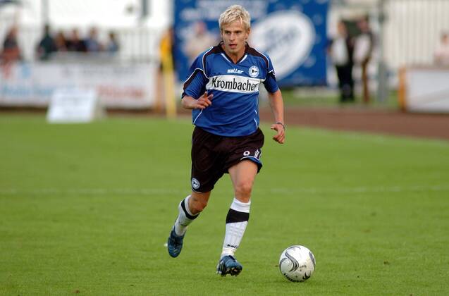 Tobias Rau (Bielefeld) am Ball Fußball 1. BL Herren Saison 2005 2006 ...