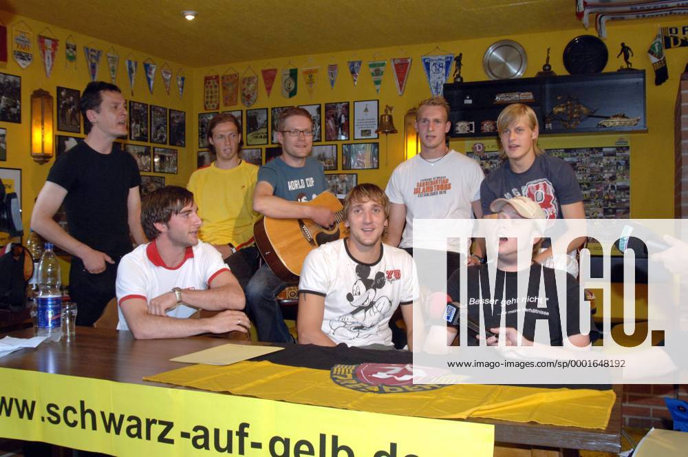 Die Spieler von Dynamo Dresden singen mit den Hobbymusikern Stefan Renz ...