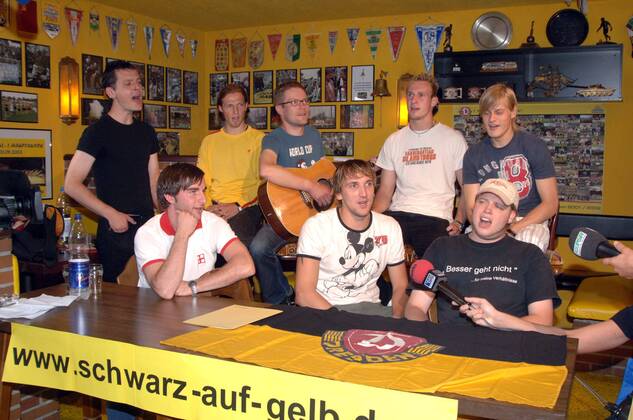 Die Spieler von Dynamo Dresden singen mit den Hobbymusikern Stefan Renz ...