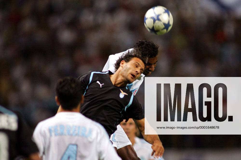 Roberto Muzzi (Lazio, li.) gegen Habib Beye (Marseille) Fußball Herren ...