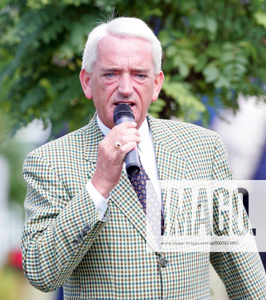 Moderator Christian Graf von Plettenberg führt mit seiner großen ...