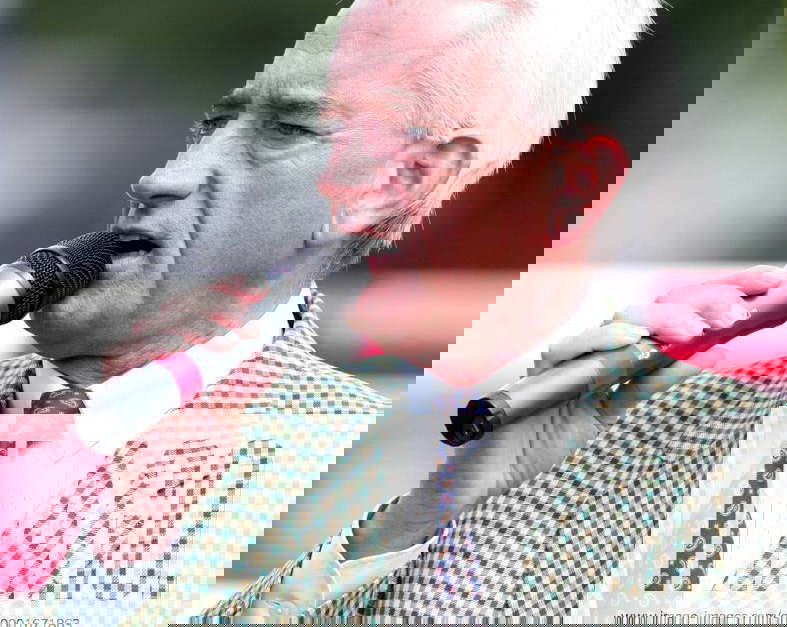 Moderator Christian Graf von Plettenberg führt mit seiner großen ...