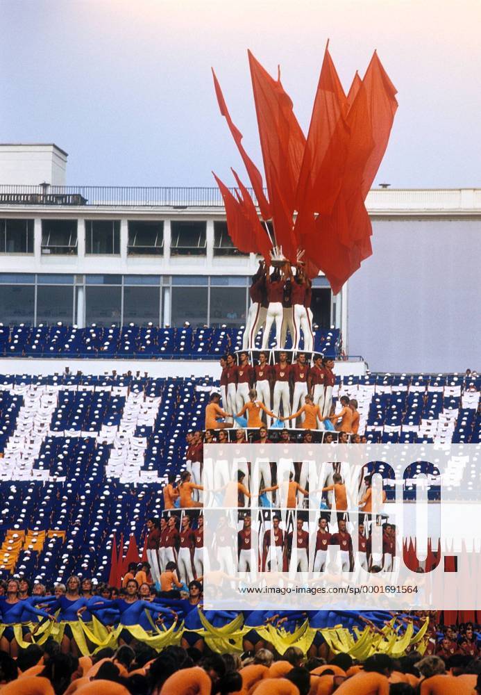 Beeindruckende Pyramide von Mitgliedern der Sportvereinigung Dynamo zur ...