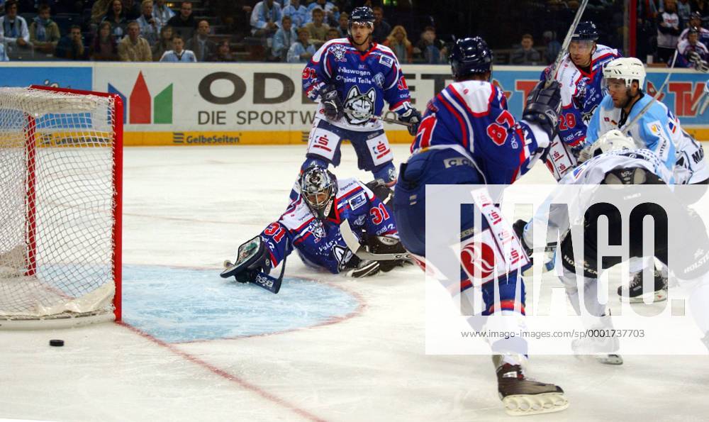 Goalie Joaquin Gage (Kassel Huskies) hat das nachsehen, doch der Puck ...