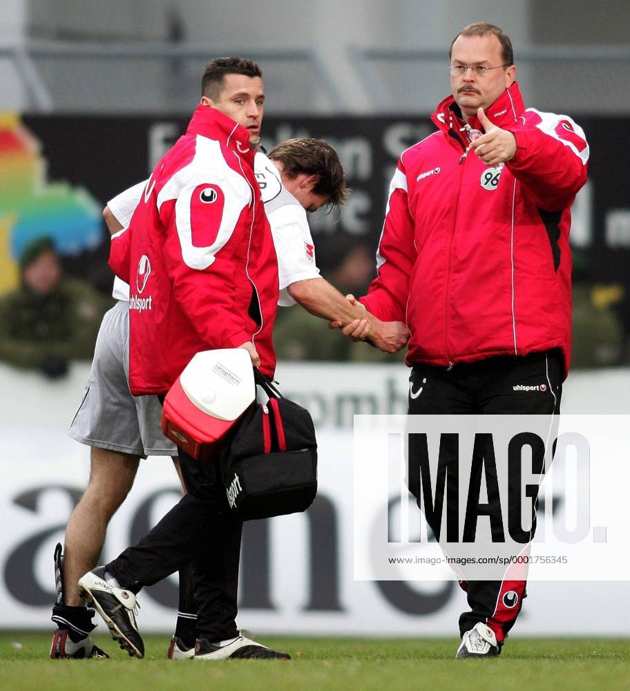 Mannschaftsarzt Dr. Wego Kregehr (re.) und Physiotherapeut Paul Gerst ...