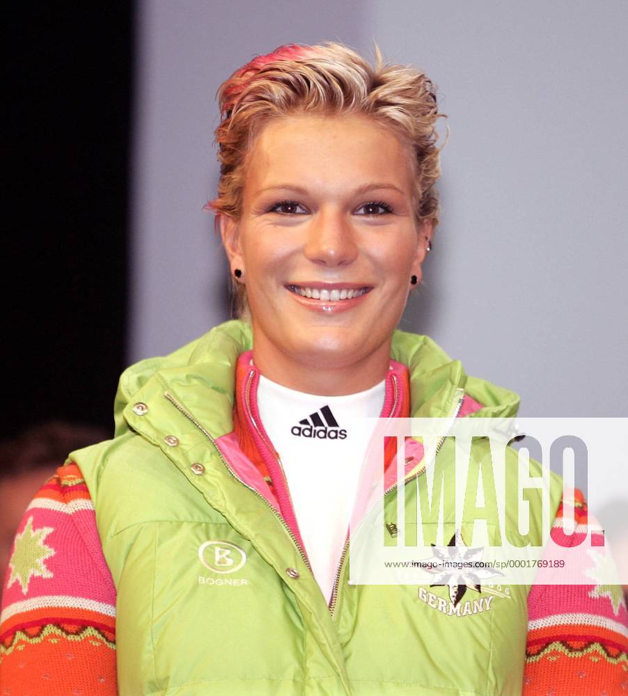 Maria Riesch (Deutschland) präsentiert die offizielle Olympiakleidung ...