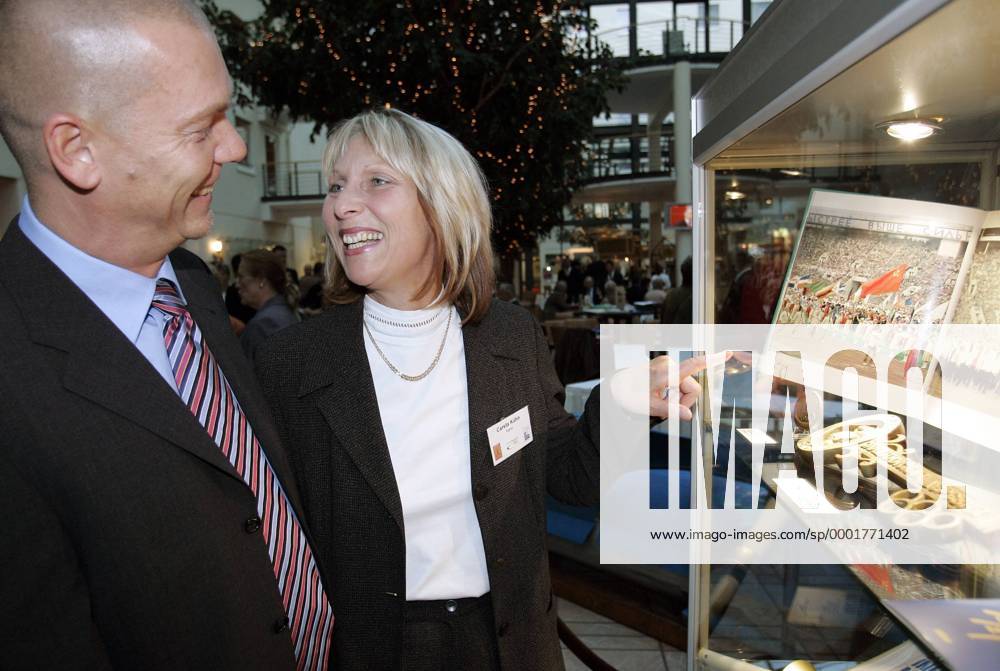 Carsta Genäuß Kühn (Deutschland) und ihr Ehemann betrachten anlässlich ...