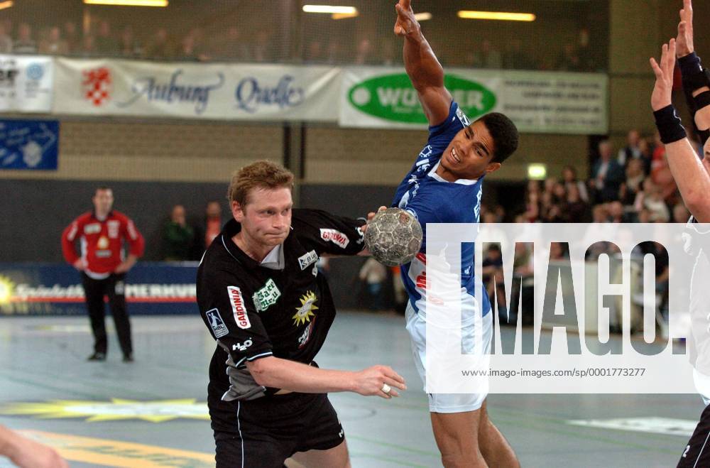 Jan Thomas Lauritzen (Lübbecke, li.) gegen Daniel Narcisse (Gummersbach ...