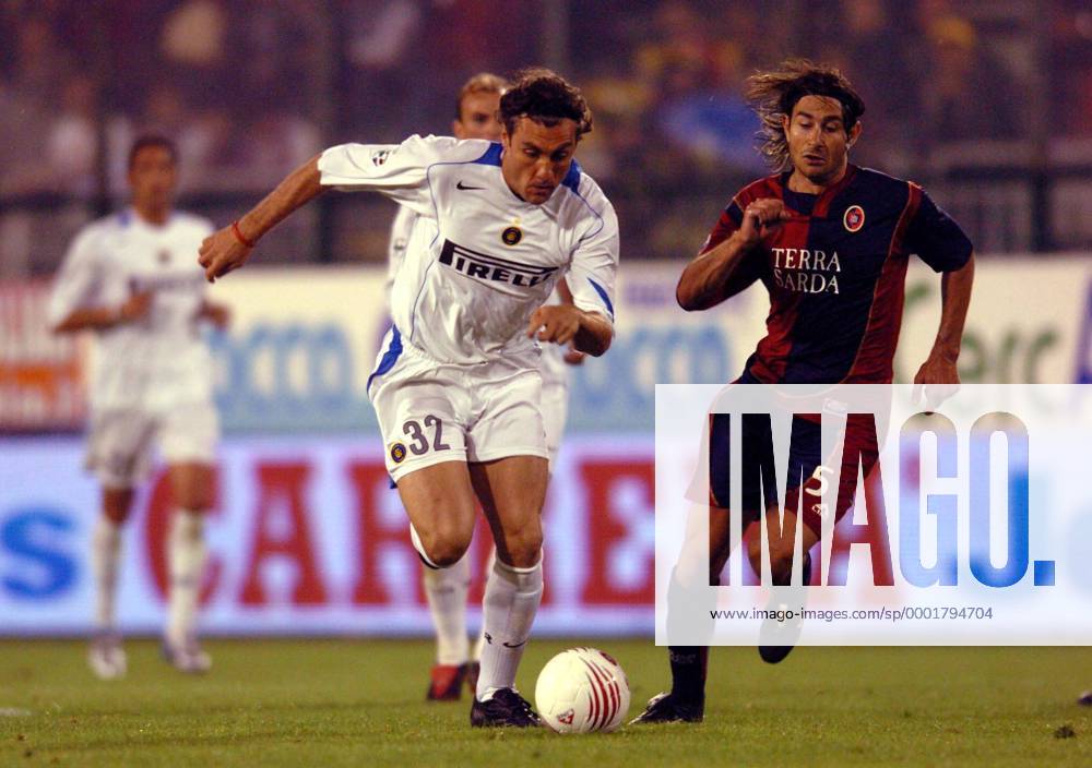 Christian Vieri (Inter, li.) gegen Daniele Conti (Cagliari) - Fußball ...